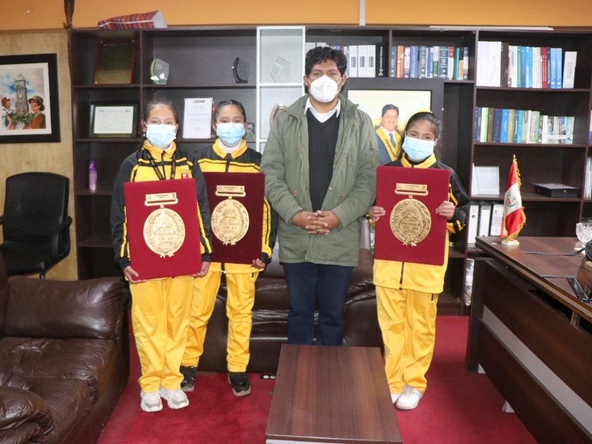 Pasco - Alcalde provincial de Pasco hizo reconocimiento a alumnas del ...